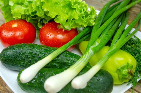 신선한 고추 토마토 오이 양상추 딜 파 흰색 접시에 물 방울과 아름다운 신선한 육즙 야채 갈색에 대한 스톡 사진 및 기타 이미지 Istock