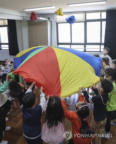 즐거운 보자기 제기차기 전통놀이 연합뉴스