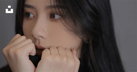 긴 검은 머리를 가진 여자가 사진을 위해 포즈를 취하고 있다 사진 Unsplash의 무료 검정 이미지