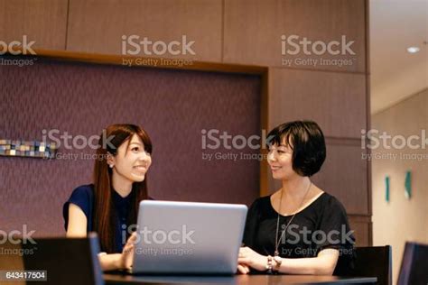 팀웍 및 성공을 달성 하기 위해 열심히 노력 하는 2 명의 일본 경제인 함께 브레인 스토밍 경영자에 대한 스톡 사진 및 기타