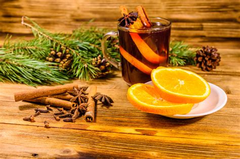 계 피 슬라이스 오렌지와 전나무 나무 가지 나무 테이블에 Mulled 와인 한잔 0명에 대한 스톡 사진 및 기타 이미지 0명