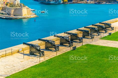 포트 세인트 안젤로와 발레 타 몰타에서 Senglea Birgu 도시를 직면 하 고 배터리를 예 건물 외관에 대한 스톡 사진 및