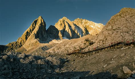 白天玉龙雪山蓝月谷自然风景高清图片下载 正版图片501587031 摄图网