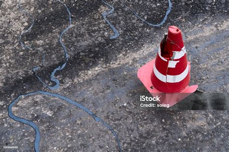 도로 건설 또는 수리 아스팔트의 새로운 층을 배치 증가 정확도 및 경고 표지판 콘에 대한 수준을 표시 0명에 대한 스톡 사진 및 기타 이미지 Istock