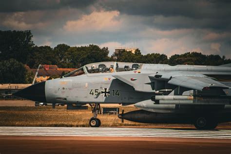공항 활주로 위에 앉아 있는 전투기 사진 Unsplash의 무료 페어포드 리트 이미지 공항 활주로 위에 앉아 있는 전투기 사진 Unsplash의 무료 페어포드 리트 이미지