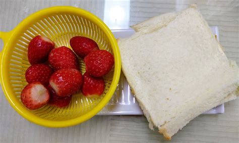 식빵 딸기 생크림 롤 케이크