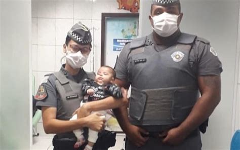 Vídeo dramático mãe age rápido e salva filho engasgado Revista Crescer Saúde