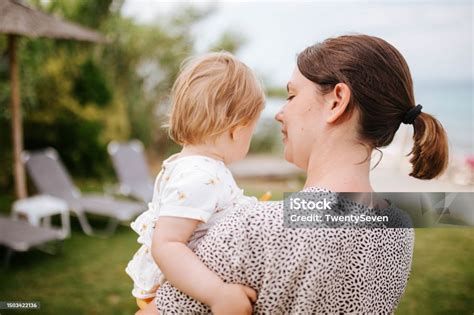 해변 근처에서 딸을 안고 있는 엄마 아기에 대한 스톡 사진 및 기타 이미지 아기 하늘 12 23 개월 Istock