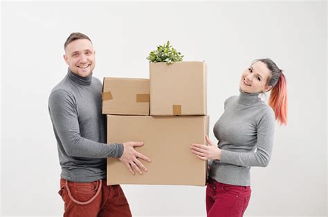 한 청 녀와 남자가 무거운 골 판지 상자를 들고 다니는 것입니다 화이트 라이트 아파트입니다 그들은 웃음과 키스 2명에 대한 스톡 사진 및 기타 이미지 Istock