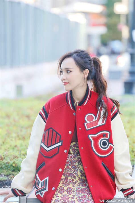 唐嫣露腿穿棒球衫 叛逆中透着少女心 全球时尚品牌网
