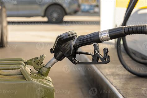bidon de remplissage avec du carburant à la station service vue