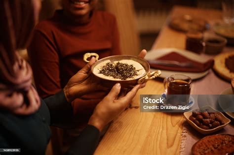 중동의 어머니와 딸이 식탁에서 가족 식사 중에 음식을 전달하는 클로즈업 아프리카 민족에 대한 스톡 사진 및 기타 이미지 아프리카 민족 어머니 이슬람교 Istock
