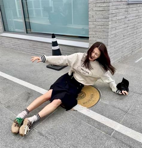 선물로 미우미우x뉴발란스 503 신상 스니커즈 받고 신난 박하선 인스타 속 사복패션 정보  프라다 크롭 맨투맨