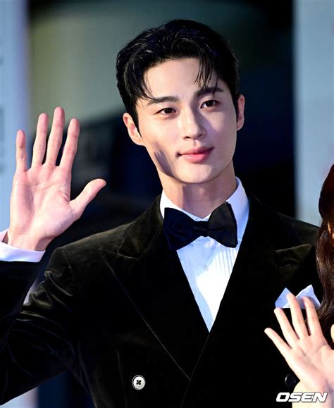 대세 변우석 하퍼스 바자 7월호 커버 장식 선재 신드롬ing Osen