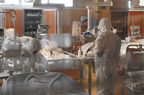 Coronavirus à Lyon Les Hospitalisations Poursuivent Leur Baisse