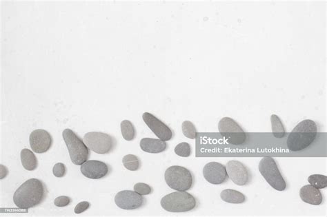 회색 돌 회색 현대 배경 커버 라운드 회색 돌 플랫 누워와 스파 배경 텍스트의 공간을 복사 합니다 회색 배경에 흩어진 돌 광물질에 대한 스톡 사진 및 기타 이미지 Istock