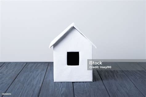 겨울에 집 난방 시스템 개념과 집의 모델과 차가운 눈 덮인 날씨 0명에 대한 스톡 사진 및 기타 이미지 0명 가정 생활