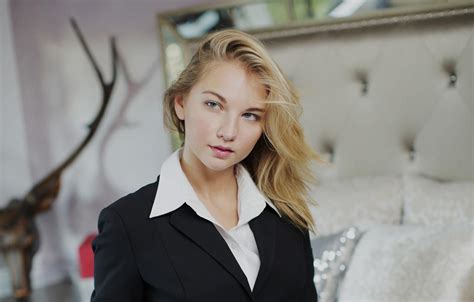 Lily Ivy Wallpaper HD Download