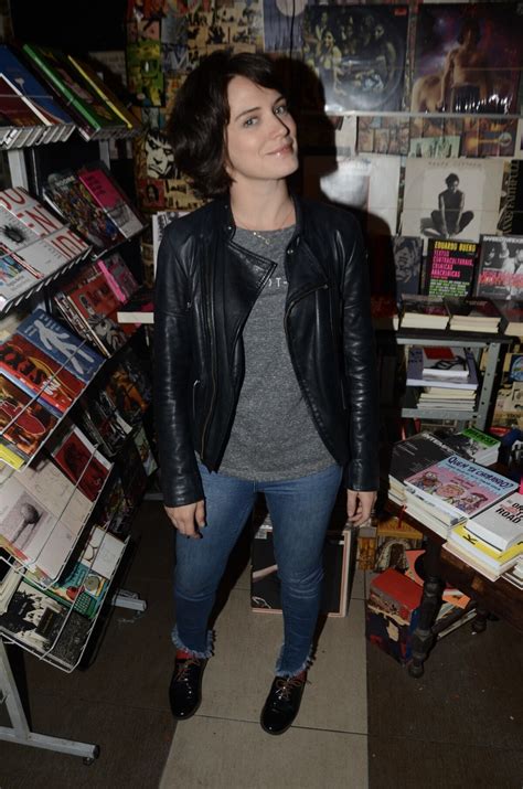 Foto Bianca Bin Combinou Jaqueta De Couro E Jeans Desfiado Com Meia