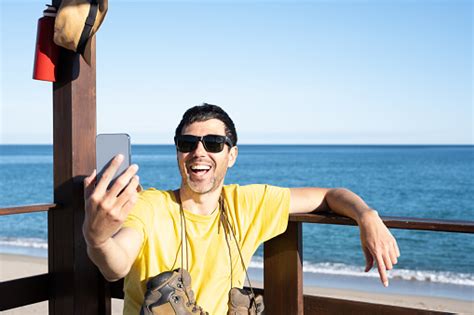 매력적인 백인 남자는 해변에서 여름 해안가 여행 중에 휴가를 즐기며 가족과 친구들에게 화상 통화를 합니다개념 여행 및 관광지 35 39세에 대한 스톡 사진 및 기타 이미지