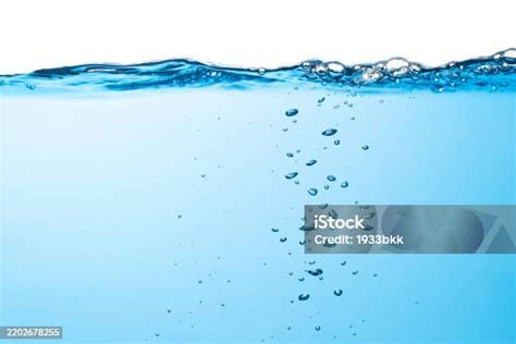 기포가 물에 떠 있습니다 순수한 식수 산소 이완 흰색 배경에 질감 된 푸른 물 0명에 대한 스톡 사진 및 기타 이미지 0명 건강관리와 의술 건강한 식생활 Istock