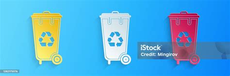 종이는 파란색 배경에 격리 된 재활용 기호 아이콘으로 휴지통을 잘라냅니다 휴지통은 아이콘을 만들 수 있습니다 쓰레기통 표지판 바구니 아이콘을 재활용합니다 종이 아트 스타일