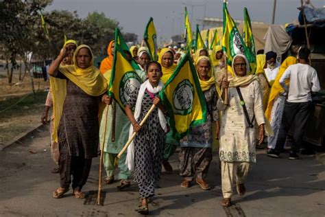 किसान आंदोलन के 8 महीने हुए पूरे जतंर मंतर पर आज महिलाओं के हाथों में