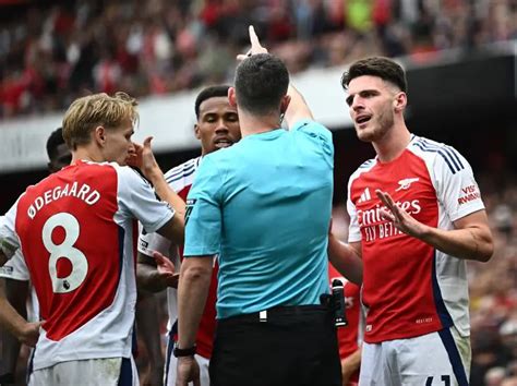 Epl You Shouldve Borrowed Glasses Jenkinson Slams Ref Over Arsenal