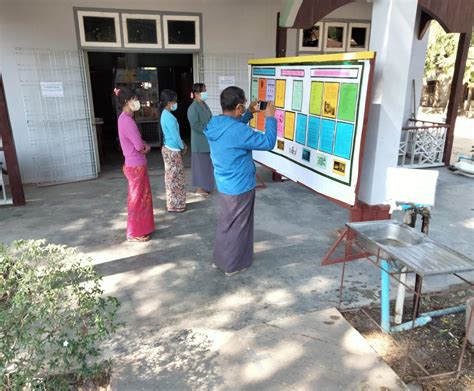 နတ်မောက်မြို့နယ် ပြန်ကြားရေးနှင့်ပြည်သူ့ဆက်ဆံရေးရုံး၌ မြေစိုက်နံရံကပ်ဘုတ်တွင် အသိပညာပေး စာစောင