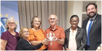 Coroa Oferecida Pelos Açores Inunda De felicidadea Comunidade De Fé