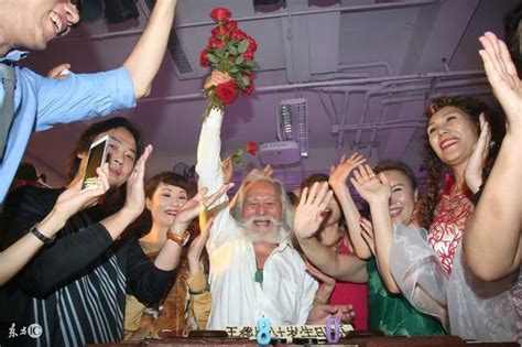 82岁王德顺妻子近照曝光，网友：终于明白他为何宠妻这么多年了！ 每日头条