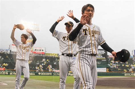 雨で中止が決まり、ファンに挨拶する阪神の（左から）小幡、井上、熊谷 （撮影・平嶋 理子） ― スポニチ Sponichi Annex 野球