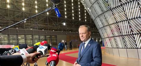 Tusk Má Slovensko V Zuboch