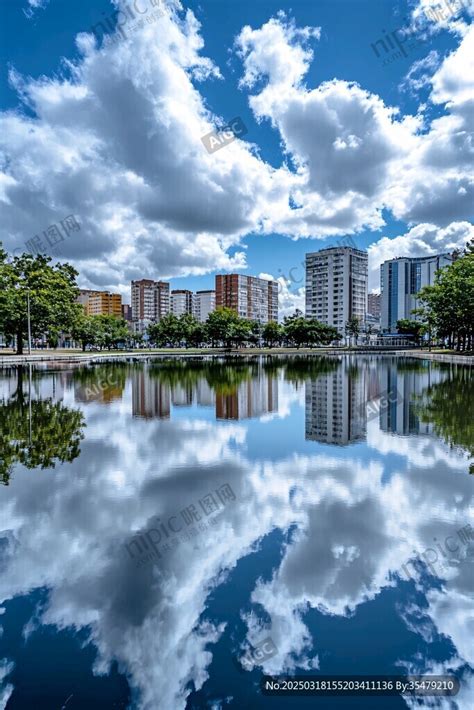 Ai创作图城市湖泊 倒影 建筑物 蓝天 白云 绿树 水面 宁静 镜像 自然 城市景观 户外 天空 云朵 昵图网