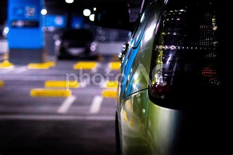 夜の駐車場と車 No 24314719｜写真素材なら「写真ac」無料（フリー）ダウンロードok
