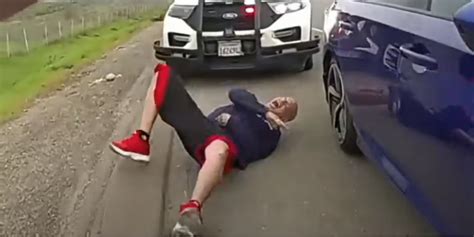 Criminel mène la police à une poursuite intense en voiture qui se