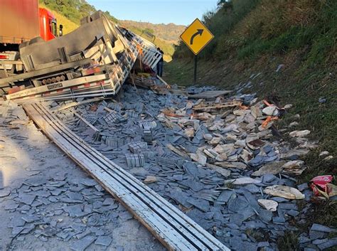 Caminhão carregado pedras tomba após motorista ser fechado por