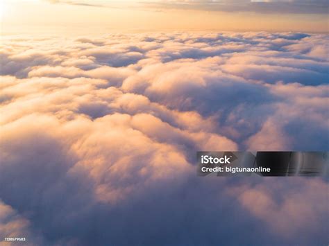 푸른 하늘에 공중 보기 흰 구름 평면도 무인 항공기에서 보기 조감도 공중 평면도 Cloudscape 구름의 질감입니다 위에서