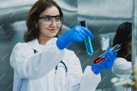 Premium Photo Science Technology Chemist Developing Concept Female