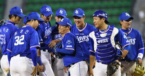 포토 선배들의 축하 받는 삼성 최지광