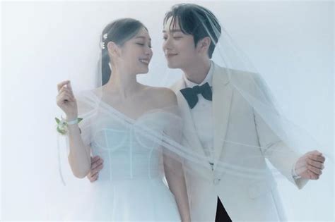 [화보] 김연아♥고우림 달달한 순백 웨딩화보 공개 아주경제