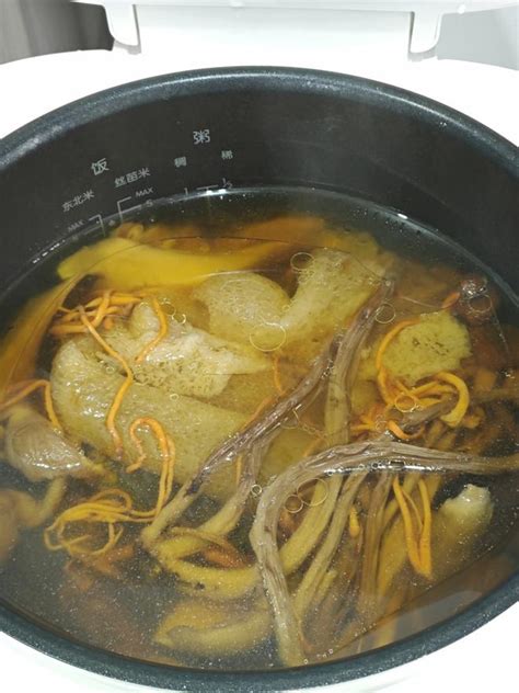 【竹荪虫草花乌鸡汤的做法步骤图，怎么做好吃】爱吃零食的啵酱下厨房