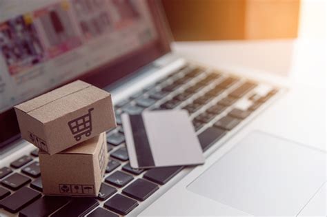 쇼핑 온라인 개념온라인 웹에서 쇼핑 서비스 신용 카드로 지불 하 고 택배 우편을 제공 합니다 노트북 키보드에 장바구니 로고가