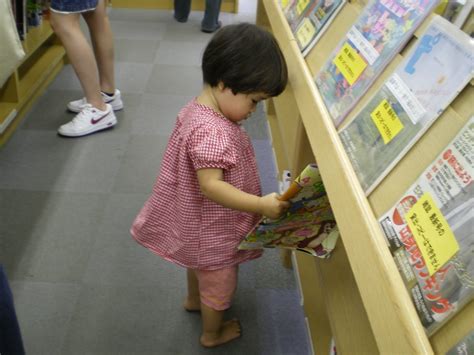 梅雨盛り時の町の図書館で本を手にとるちいさな幼女紀行道中写真館