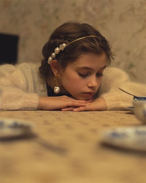 Pin by 별 도화 on 모작 참고 사진 Old money aesthetic Bow earrings Pearl headband