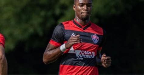 Lateral de 16 anos assina primeiro contrato profissional o Vitória