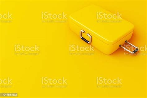 노란 배경에 3d 여행 가방입니다 여행 주제에 대한 스톡 사진 및 기타 이미지 여행 주제 3차원 형태 가방 Istock