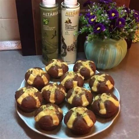 Шоколадное пирожное с желтым глазурью