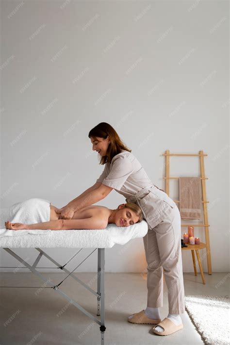 Femme Recevant Un Massage Du Dos Dune Masseuse Photo Gratuite