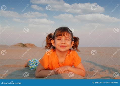 Petite Fille Se Trouvant Sur La Plage Photo Stock Image Du Sable Fille
